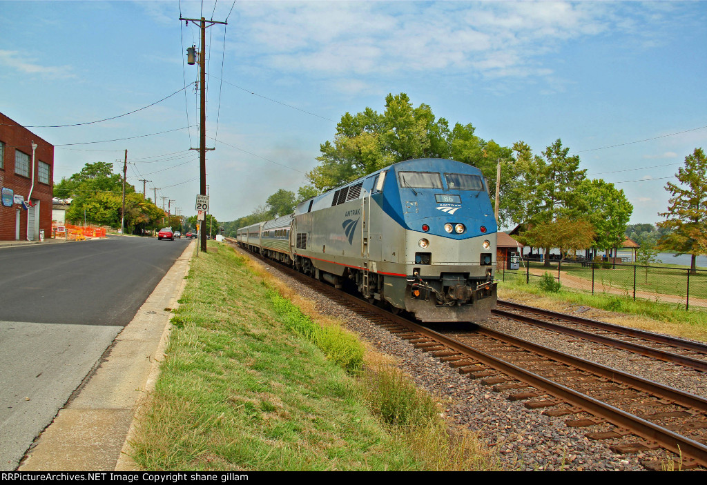 AMTK 86 leads the Eb amtrak into the station.